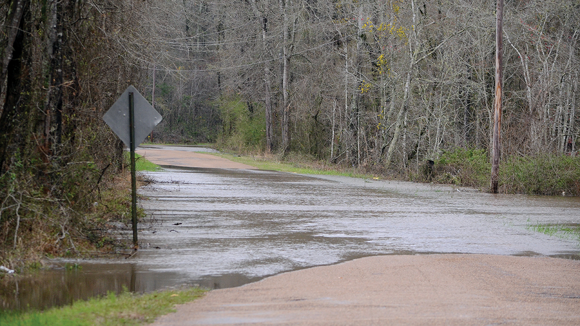 Heavy rain causes flooding; more coming - Daily Leader | Daily Leader
