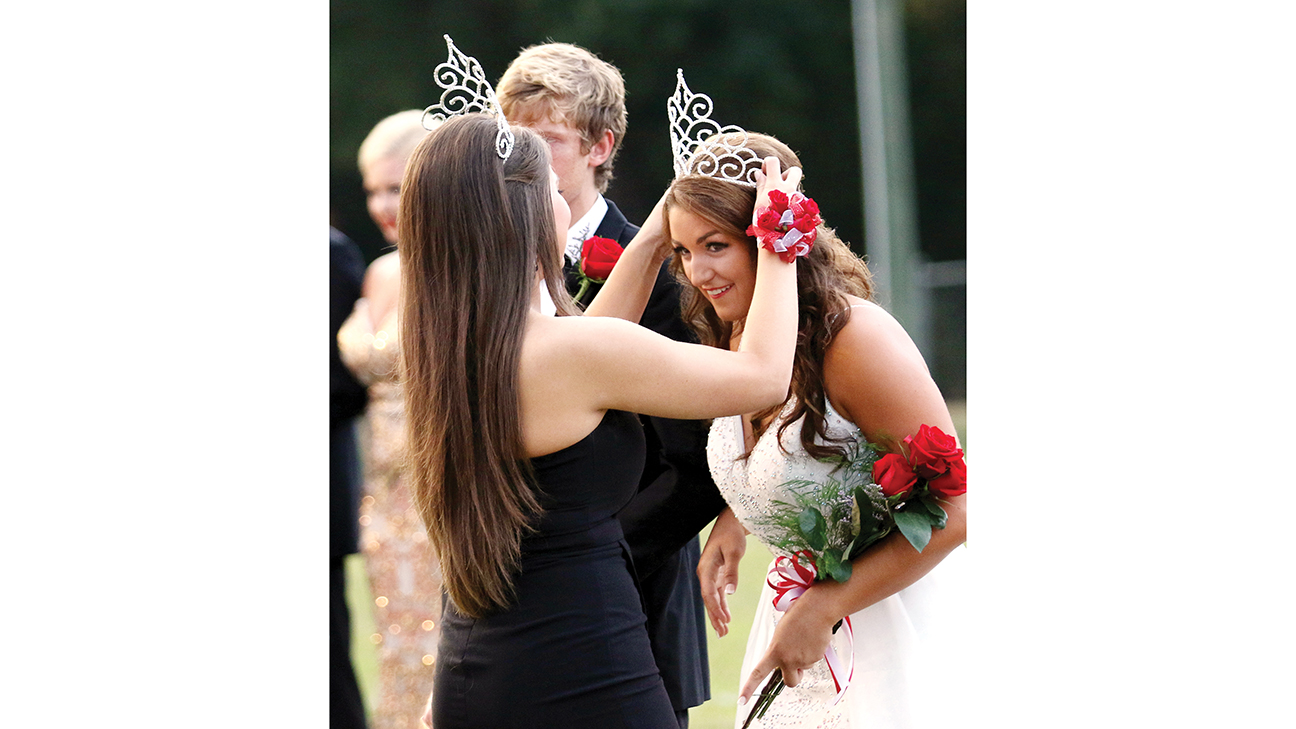 Loyd Star Hornets crown homecoming queen | Daily Leader