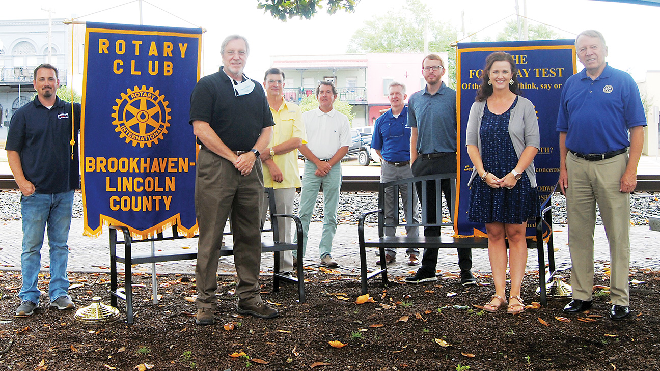 Rotary Club presents benches to city - Daily Leader | Daily Leader
