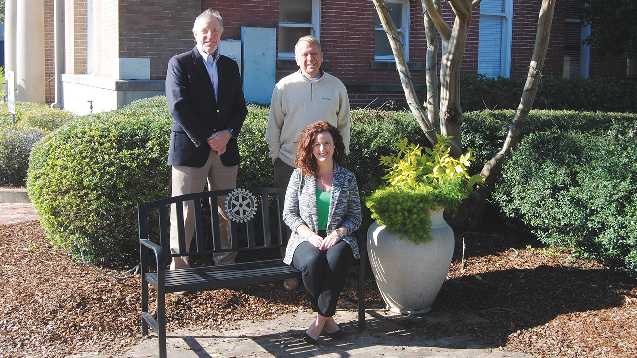 Rotary Club adds benches downtown | Daily Leader
