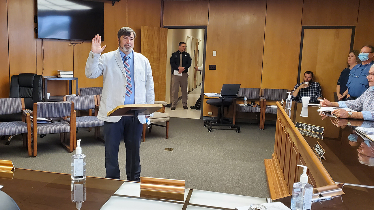 New emergency management director sworn in | Daily Leader