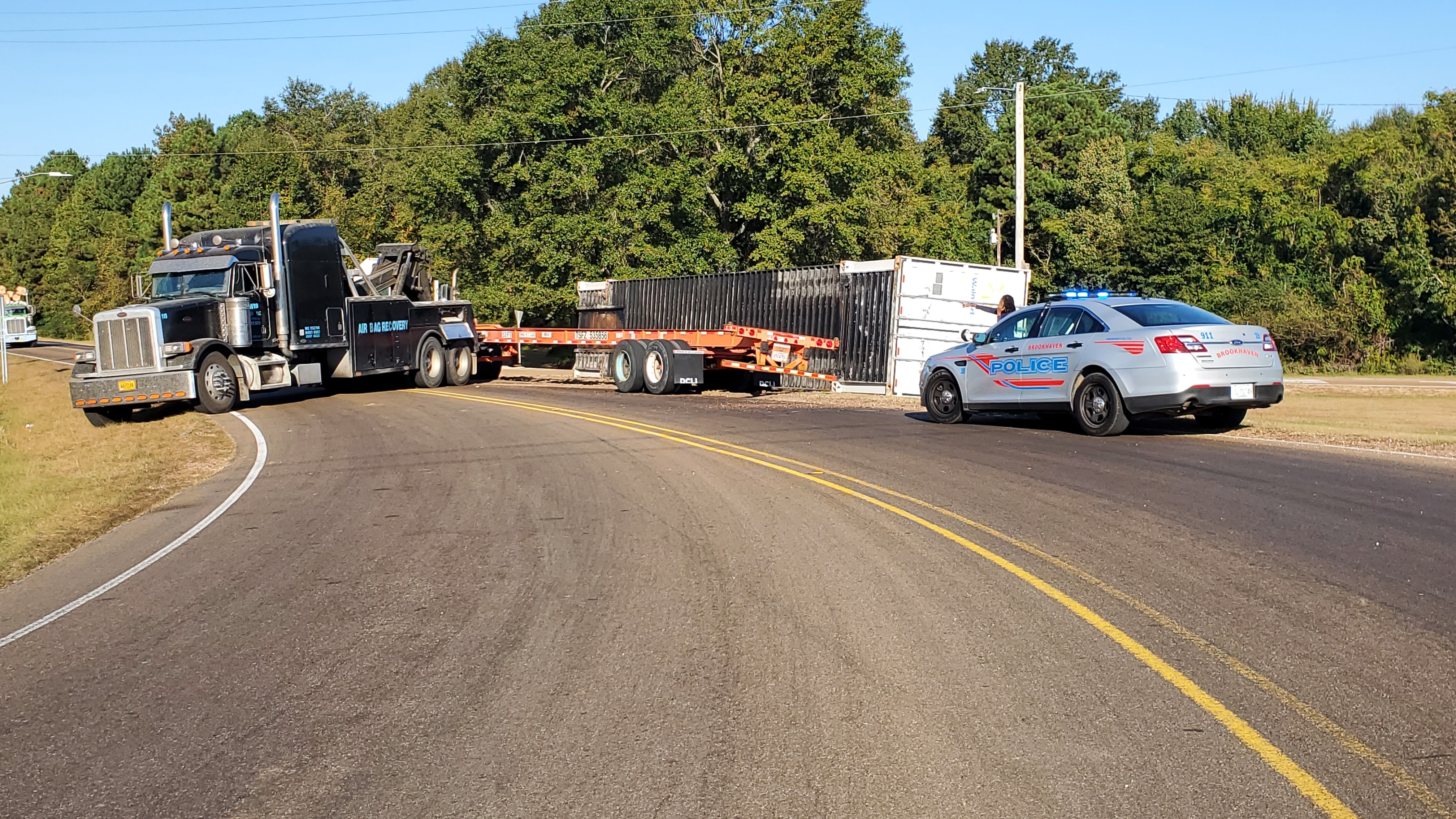 18-wheeler overturns in Beltline curve | Daily Leader