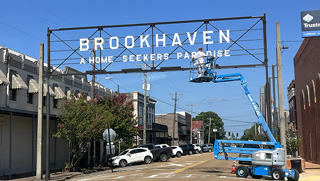 Iconic Mississippi sign pops with new coat of paint | Daily Leader