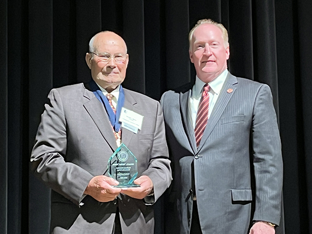 Former Bear Samuel Moore earns Hall of Fame honor | Daily Leader